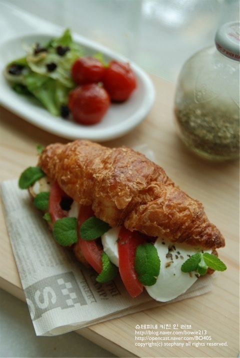 카프레제 크루아상 샌드위치 주말브런치만들기생모차렐라치즈요리치즈와어울리는샌드위치만들기치즈옳바르게먹기크라상 네이버 블로그