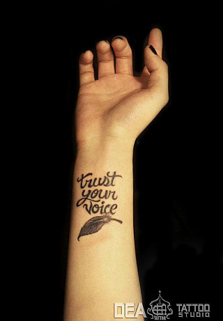 [데아타투]DEA TATTOO 여성 손목 패션 영어 레터링 나카시마미카 타투 나뭇잎 무료타투이벤트 : 네이버 블로그
