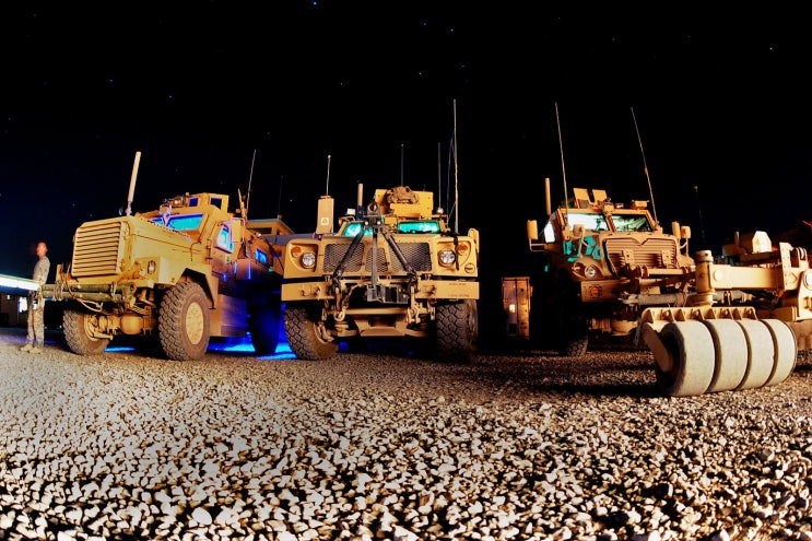 IED 제거용 롤러SPARK를 장착하고 기동중인 Maxxpro MRAP 대지뢰 장갑차 : 네이버 블로그