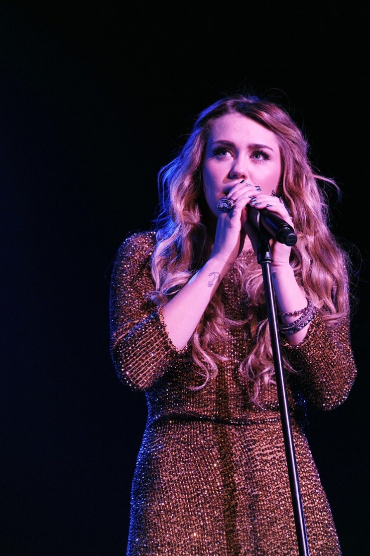 마일리 사이러스(Miley Cyrus) - Trevor Live At The Hollywood Palladium In LA ...