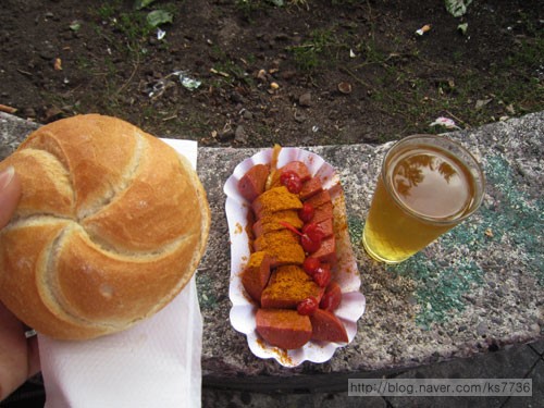 [Frankfurt, Gemrnay] 프랑크푸르트 주말 시장 Rindswurst mit Curry-ketchup 소세지 ...