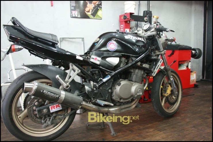 [바이킹넷 군자] SUZUKI GSF400 BANDIT 스즈키 밴딧 400 페어링 작업 (외장 도색, 어퍼카울 장착) : 네이버 블로그