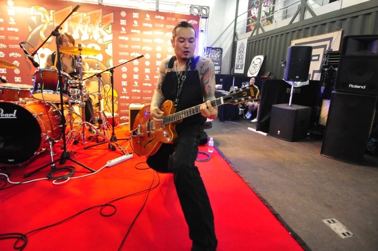 2012 inkbombtattoo convention live band ( spanish barrow'n guitar japan ...