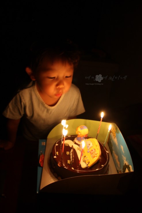 육아일기 삼촌이 사온 뽀로로 케익 생일날은 꼭 촛불을 켜야 한다 파리바게뜨 뽀로로케익 네이버 블로그