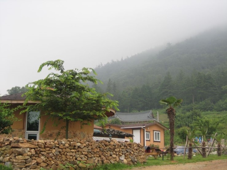 테마가 있는 민박 원형황토흙벽집 흙집마당을 소개합니다 네이버 블로그