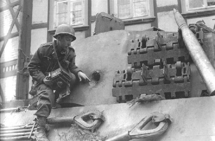 발지 전투 당시 포탑이 관통된 타이거-2 전차[Battle of Bulge U.S Tank Shells pierced ...