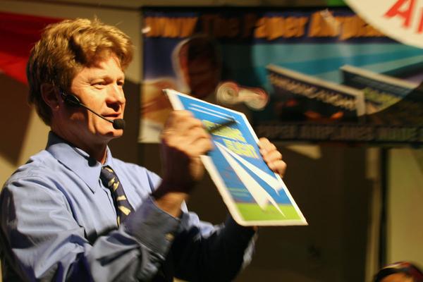 [영어토픽] 종이비행기가 모든것인 남자(The Paper Airplane Guy) : 네이버 블로그