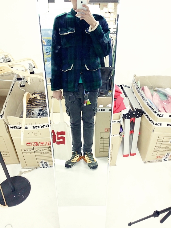 데일리룩 12 마성훈의 패션블로그 양털체크자켓미키마우스 맨투맨카고팬츠에코백나이키 휴마라 남자 데일리룩 네이버 블로그