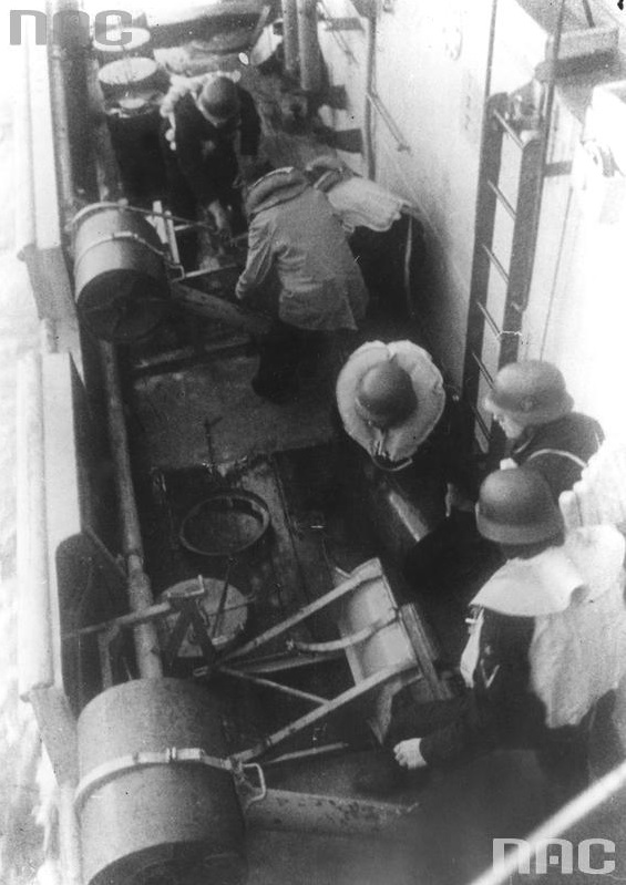 독일 해군 수병의 폭뢰 폭발 심도 조정[WW2 German kriegsmarine Soldiers depth charge ...