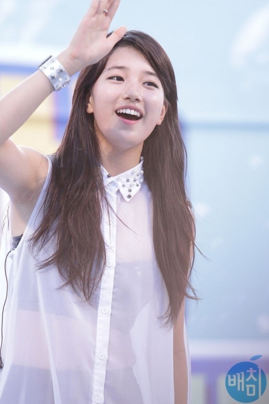 수지 치마올려 속바지노출!! 팬티가 그대로 보일뻔한! 속옷?ㅎ + 아이유 가슴골노출 움짤모음! : 네이버 블로그