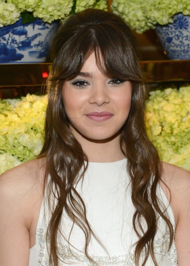 헤일리 스테인펠드 HAILEE STEINFELD at Tory Burch Rodeo Drive Flagship Opening ...