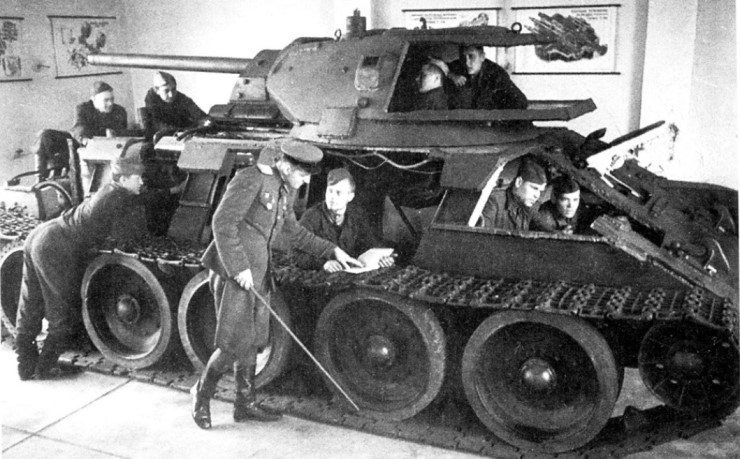 소련군 T-34/76 전차의 V-2-34 디젤 엔진[Soviet Army T-34/76 Tank V-2-34 Diesel ...