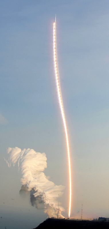 지구를 탈출하려면...음속의 33배로 날아가라.‘한국형발사체’(KSLV-2)한국항공우주연구원.KSLV-2는 3단계(1단계 300 ...