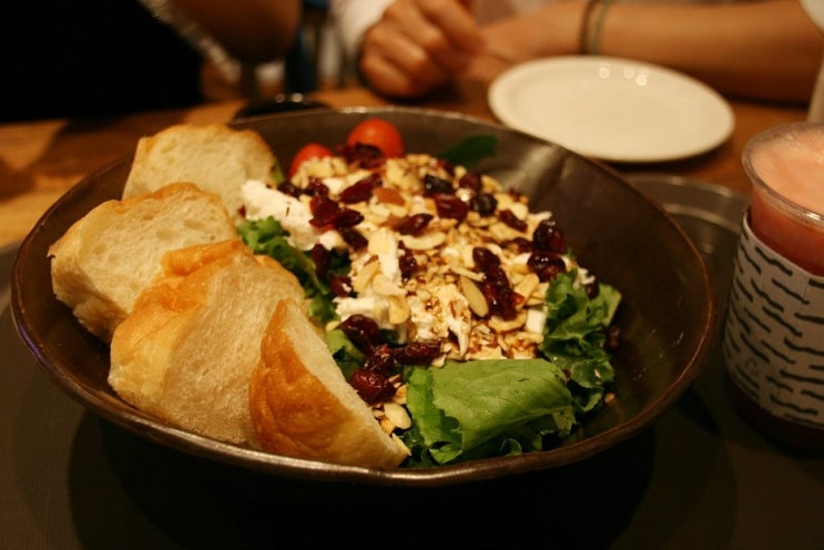 [강화문점]카페 마마스 cafe MAMAS (리코타치즈 샐러드&허니까망베르치즈 파니니) : 네이버 블로그