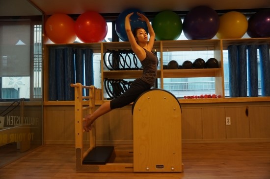 기구필라테스"레더베럴,레더바렐(ladder barrel) 척추가 견인되어 길어지는 느낌으로 상체를 들어올리는 swan/스완동작 ...