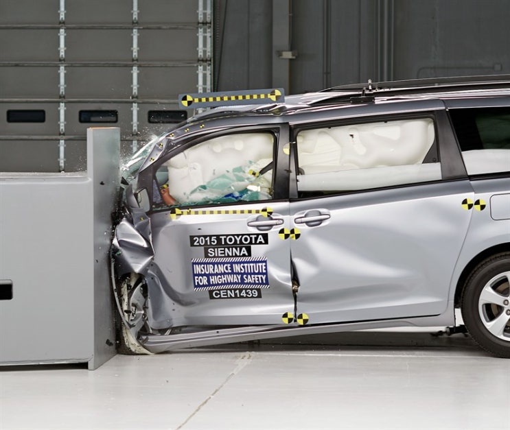 온 가족이 함께 타는 미니밴이 안전하지 못하다면? [IIHS Minivans Small Overlap Crash Test ...