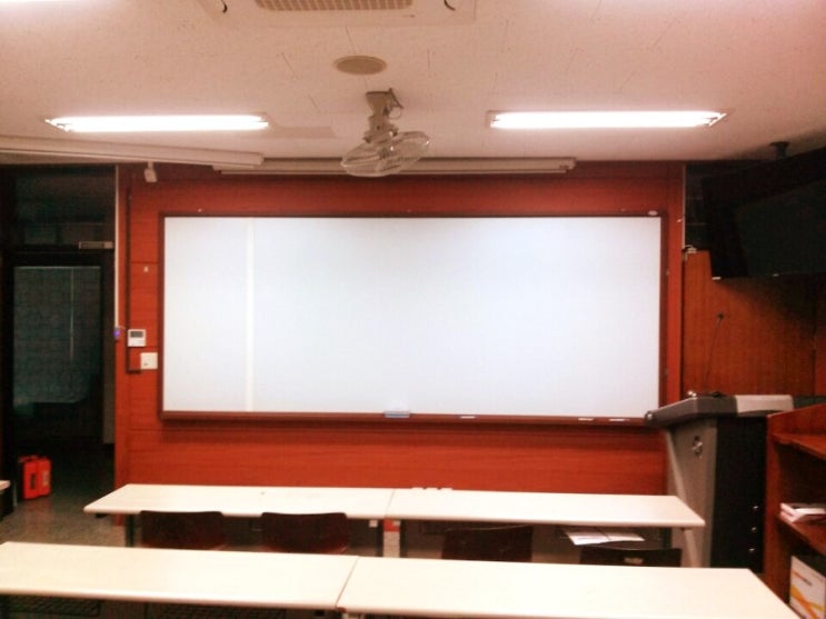 창원대학교 영사용 무반사 스크린유리칠판 설치 스크린유리칠판 스크린유리보드 스크린보드 칼라유리칠판 도안칠판 게시판 이동식스탠드