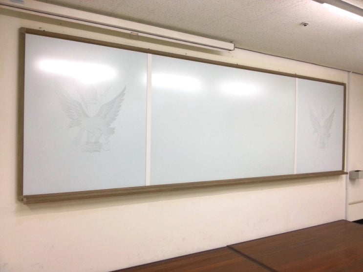 공군교육사령부 기초군사훈련단 영사용 무반사 스크린유리칠판 로고 엠블럼 적용 설치사례 스크린유리칠판 스크린유리보드 스크린보드