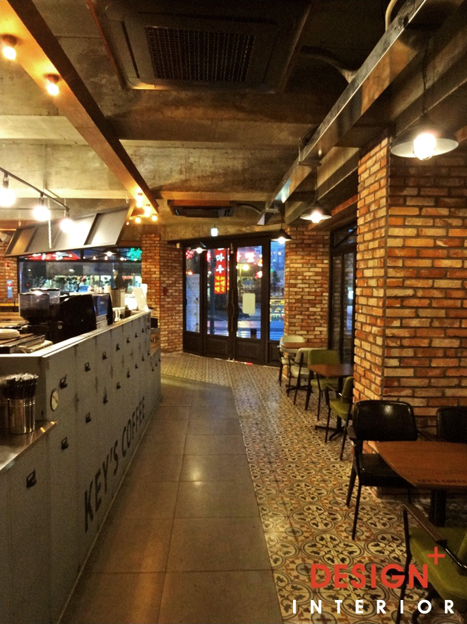 [빈티지티크 러스틱, A968] 인더스트리얼풍의 카페에 빈티지티크 목재와 A968 타일이 시공되었습니다 : 네이버 블로그