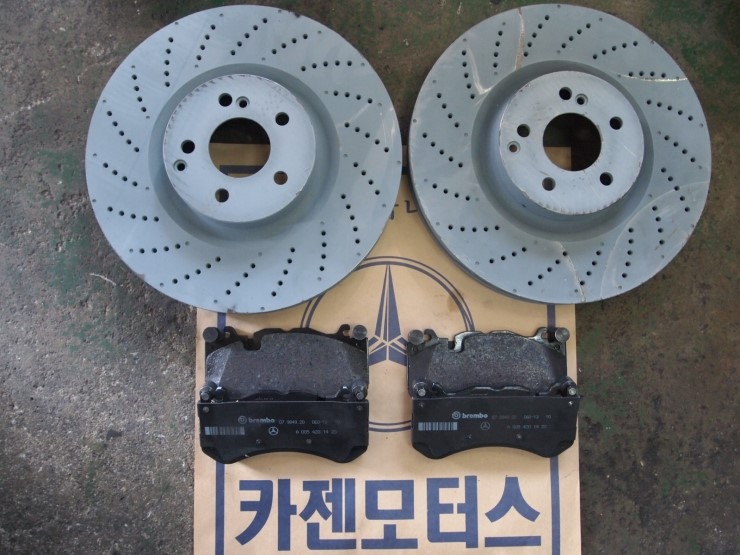 벤츠전문 카젠모터스 C63 Amg W204 프론트 브레이크 디스크 로터 브레이크 패드 교환 벤츠 순정품 할인 중인