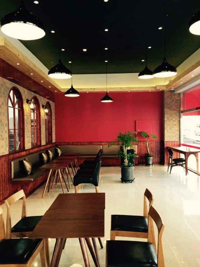 따뜻한 빵과 향긋한 커피가 함께 할 cafe pane의 멋진 커피숍 의자 원목테이블 : 네이버 블로그