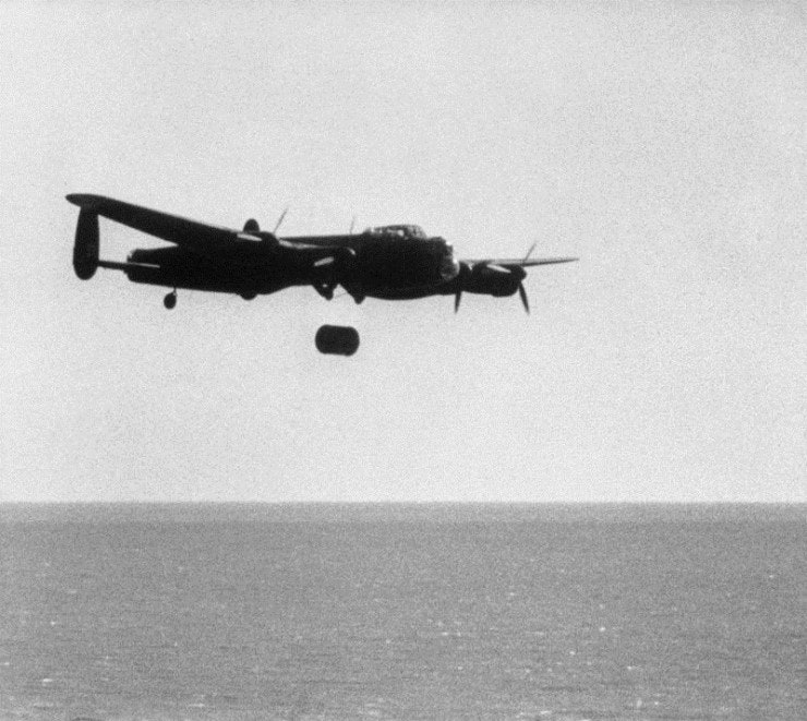 영국 공군의 댐 버스트 도약 폭탄 실험[British Royal Air Force Upkeep bomb Dam Buster ...