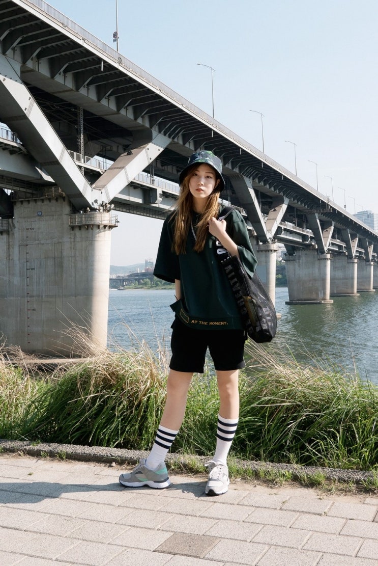 Newage One 데일리룩 디자이너브랜드커플티셔츠앳더모먼트코오롱스포츠아웃도어 스니커즈매드마르스섹스토handm 버킷햇