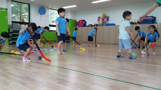 제천유아체육 웨일즈 어학원 친구들과 함께하는 스포츠활동 런앤점프 유아체육 유아체육 하키 유아체육 원더랜드 유아체육 웨일즈 네이버 블로그