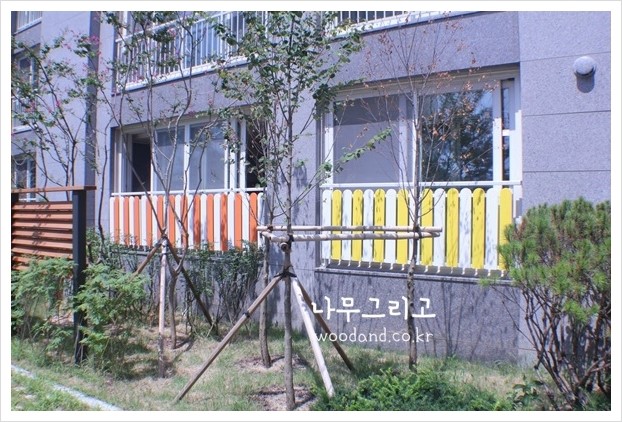 어린이집외부울타리외부휀스외부울타리시설외부인테리어가정어린이집외부울타리나무간판외부간판예쁜울타리예쁜간판나무울타리원목