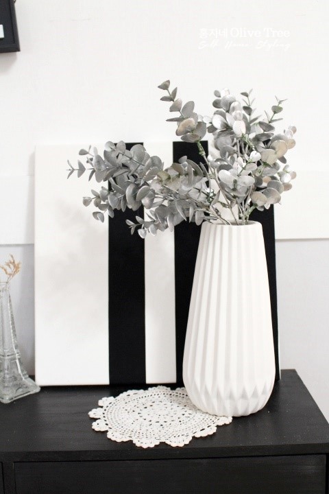 라인의 미학이 살아있는 화이트 화병....POOM : 네이버 블로그