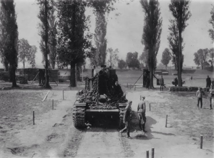 노획한 소련군의 KV-2 중전차를 이동시키는 독일군- German Army captured moving the Soviet ...