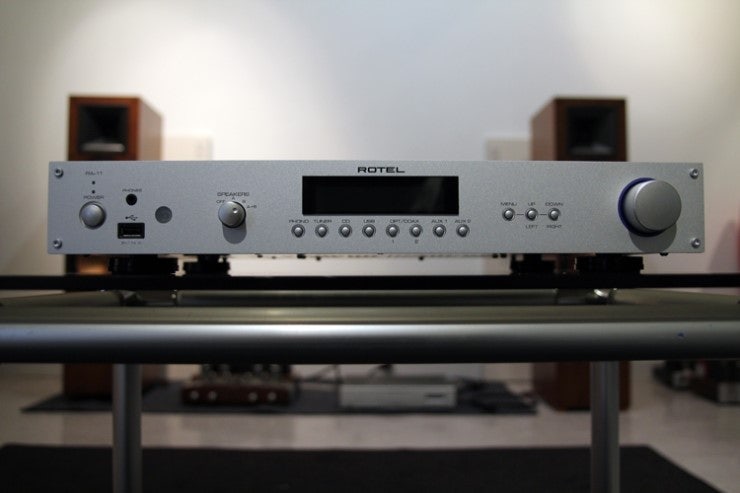 로텔 (Rotel) RA-11 인티그레이티드 앰프와 패러다임 (Paradigm) SE1 스페셜 스피커가 입고되었습니다 ...