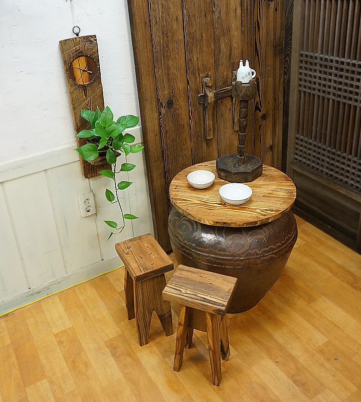 벽시계에 정지문의 벽인테리어와 고재뚜껑 씌운 항아리 티테이블로 찻집인테리어 네이버 블로그