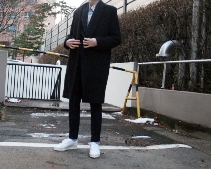 데일리룩 623 남자 패션 블로그 남자 수트 운동화 코디로 편안한 스타일 완성 스트라이프 수트아디다스 포인트 코트