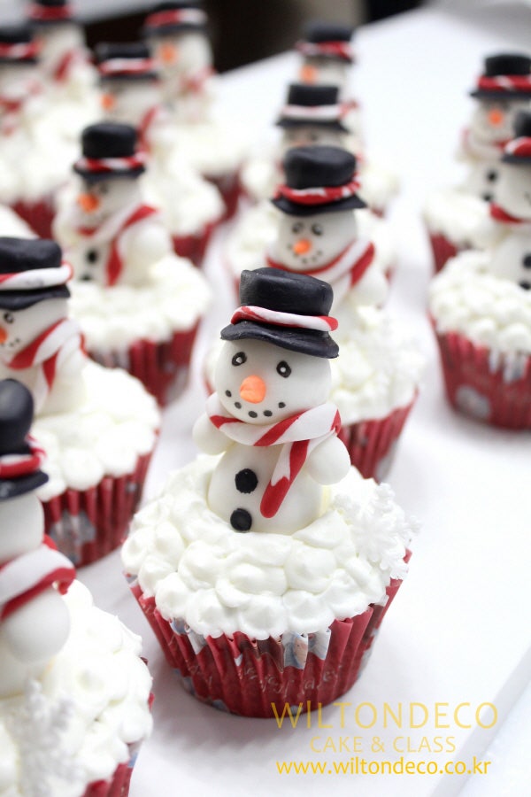 눈사람 컵케이크 윌튼데코케익슈가케이크눈사람 컵케이크스노우맨 크리스마스파티 유치원어린이집 생일파티 크리스마스