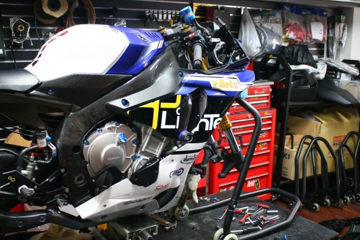 야마하 YZF R1 슈퍼바이크의 귀환 /R1 vs R3 : 네이버 블로그