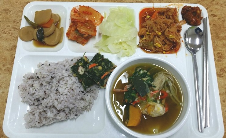 식단메뉴단체급식 잡곡밥꽃게탕돈육콩나물고추장볶음양배추찜견과류쌈장물파래전새송이버섯곤약조림배추김치 네이버 블로그