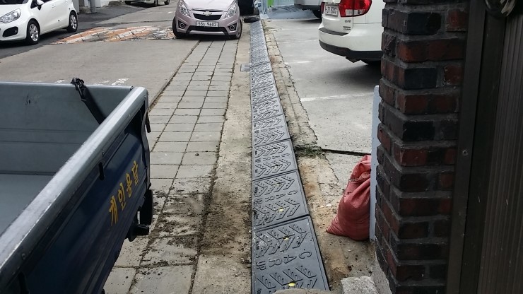 주차장입구턱 차량진입판 설치사진 상가턱계단턱점포턱인도턱보도턱출구턱입구턱출입구턱경계턱경계석턱주차턱진입로턱대구 동구 신암동 신원교회 주차장 철판철거후