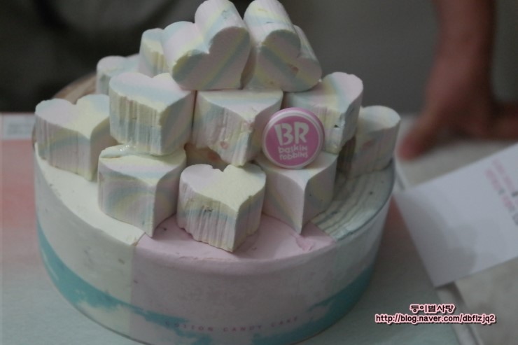 야밤에 먹는 베스킨라빈스31 이상한 나라의 솜사탕 케이크 맛나요 맛나~ : 네이버 블로그