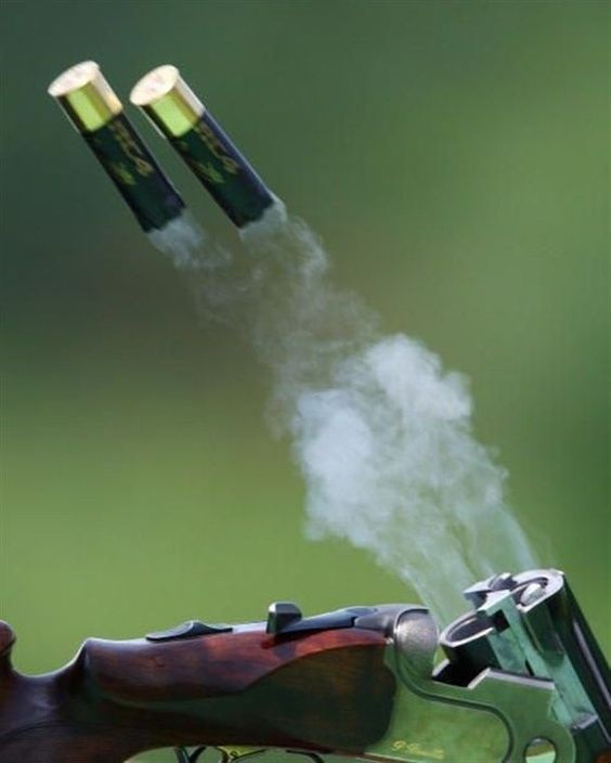 007 스카이폴 제임스 본드 엽총 탄피의 동시 반동 - Spent cartridges are ejected from the ...