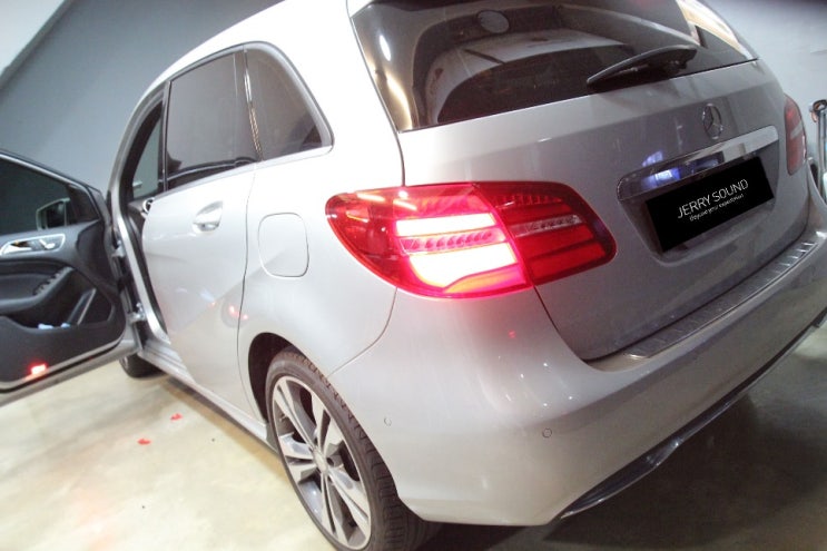 벤츠 B200 후방카메라 순정처럼 바나나파킹을! : 네이버 블로그