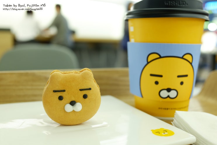 카카오프렌즈 강남플래그십스토어.. 씬나는 구경~ 라이언카페에서 라이언마카롱~ with 후지필름 X70 : 네이버 블로그