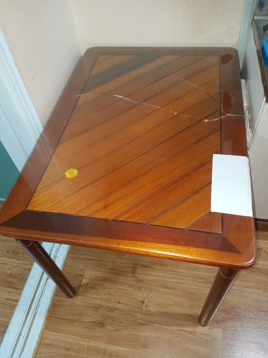 식탁유리 책상유리 전문업체 군포유리 산본동유리 평촌동유리 안양유리 안양동유리 관양동유리 비산동유리 석수동유리 박달동유리 광명유리 광명동유리 하안동유리 철산동유리 소하동유리