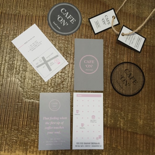 카페 패키지 세트 디자인 무코팅 스티커 디저트 택 인쇄 접지 메뉴판 도장 커피 매장 약도 명함 카페 프리쿠폰 컵홀더도장 쿠폰스탬프 수입지 로고디자인 상호 디자인제작 모던