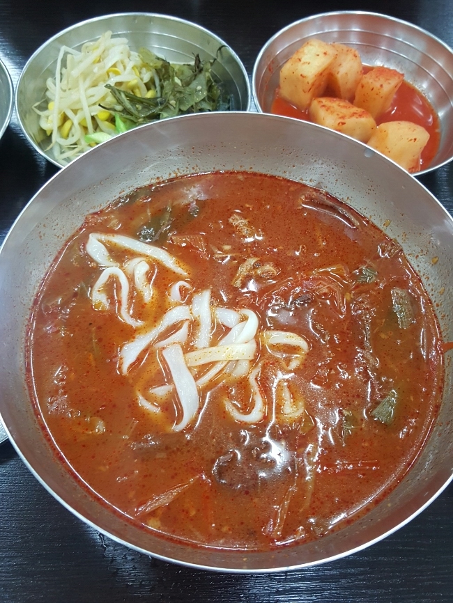 여의도점심 문배동육칼 칼칼한 매운국물에 밥과 국수를 동시에 넣어먹을수 있는 든든한 한끼식사 다 먹고 후식은 언제나 테라
