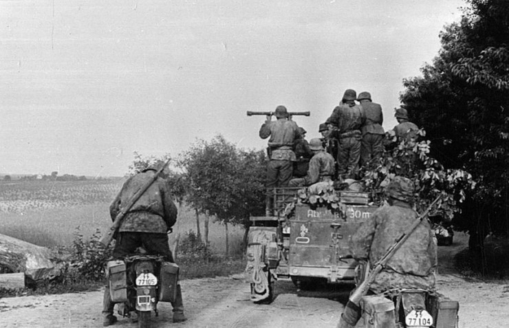 독일 SS1 라이프슈탄다르테 기갑사단의 Sd.Kfz. 6/2 37mm 대공포 차량 -Germam SS1 LAH Division ...