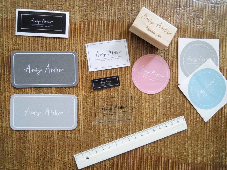 캘리그라피 로고 디자인 캔들 디퓨져 샵 손글씨 스티커 사각 원형 무코팅 투명 명함인쇄 스탬프 도장 포장디자인 주문제작 나무스탬프 모던 심플 상호인쇄어나더 캘리그라피