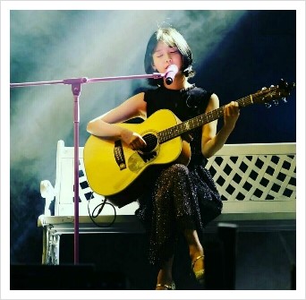 아이유 커스텀마이크, 바이브 마이크 핑크색 도장. 공연영상에서 캡처 : 네이버 블로그