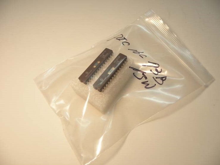 IC Dip 28Pin Microchip 8 비트 마이크로컨트롤러 - MCU 7KB 192 RAM 22 I-O(PIC16C73B ...