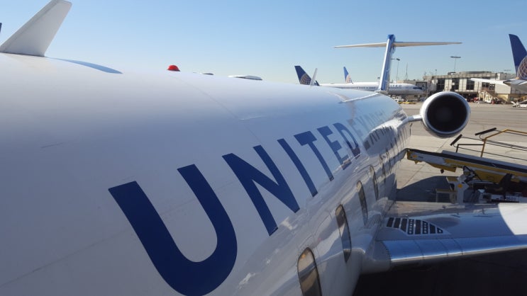 베트남계 승객을 폭력적인 방법으로 끌어내린 유나이티드항공 (시카고 - 루이즈빌 UA3411편 사건) : 네이버 블로그